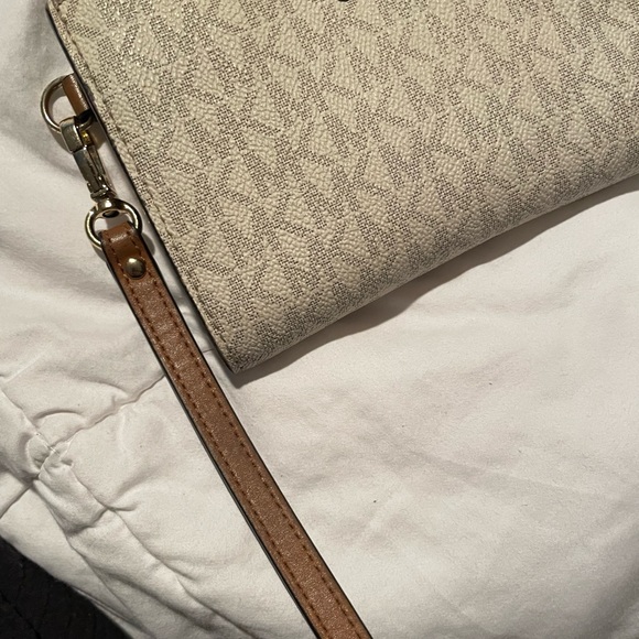 Michael Kors | Bags | Michael Kors Wristlet Wallet | Poshmark